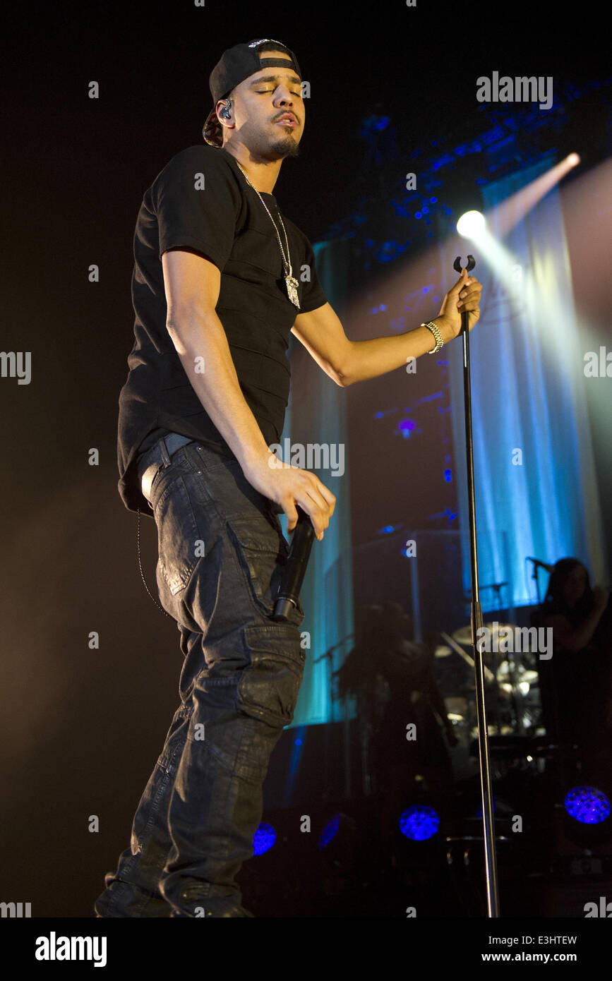 J. Cole performs to a sold-out crowd at Heineken Music Hall Featuring ...