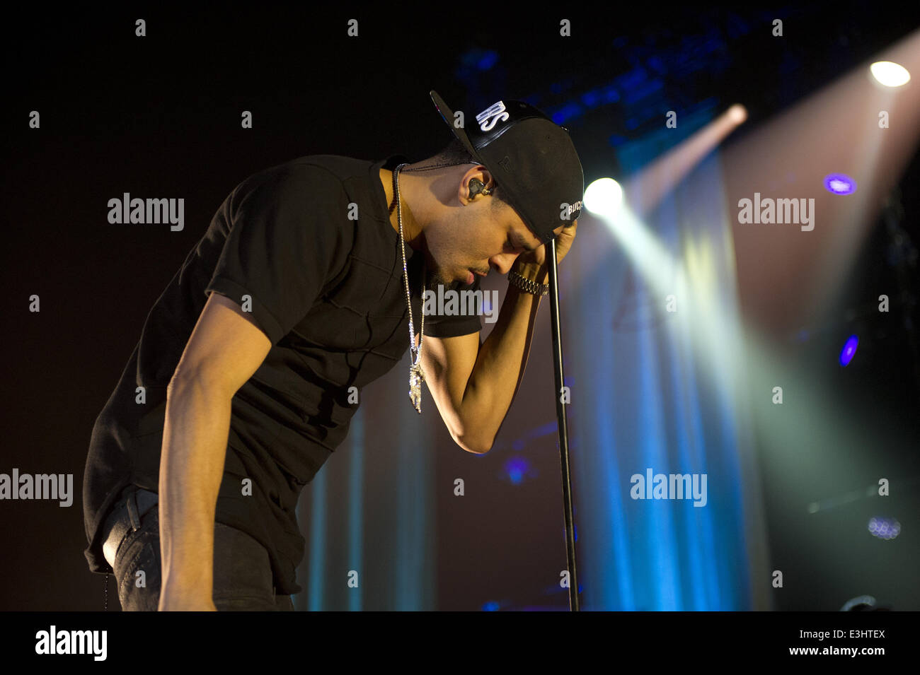 J. Cole performs to a sold-out crowd at Heineken Music Hall Featuring ...