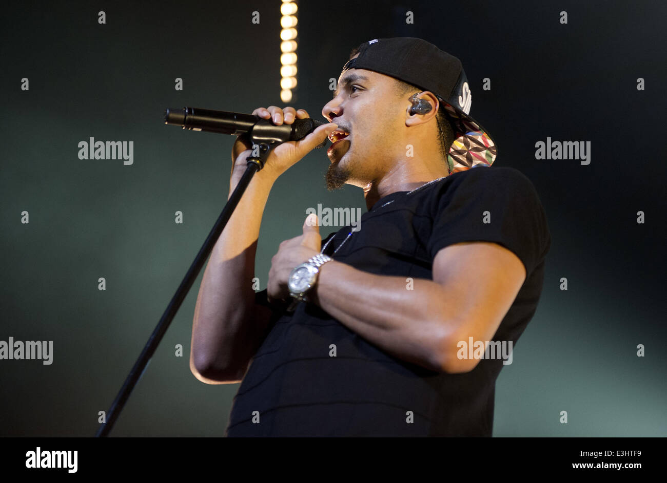 J. Cole performs to a sold-out crowd at Heineken Music Hall Featuring ...