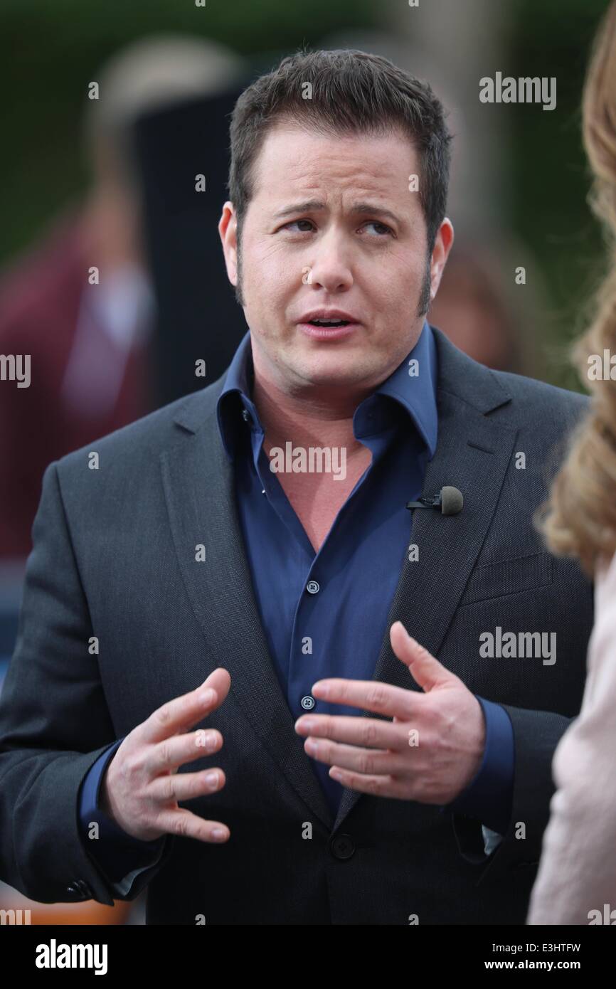 Chaz Bono appears on 'Extra' at Universal CityWalk and shows off his ... Chaz Bono appears on 'Extra' at Universal CityWalk and shows off his ...