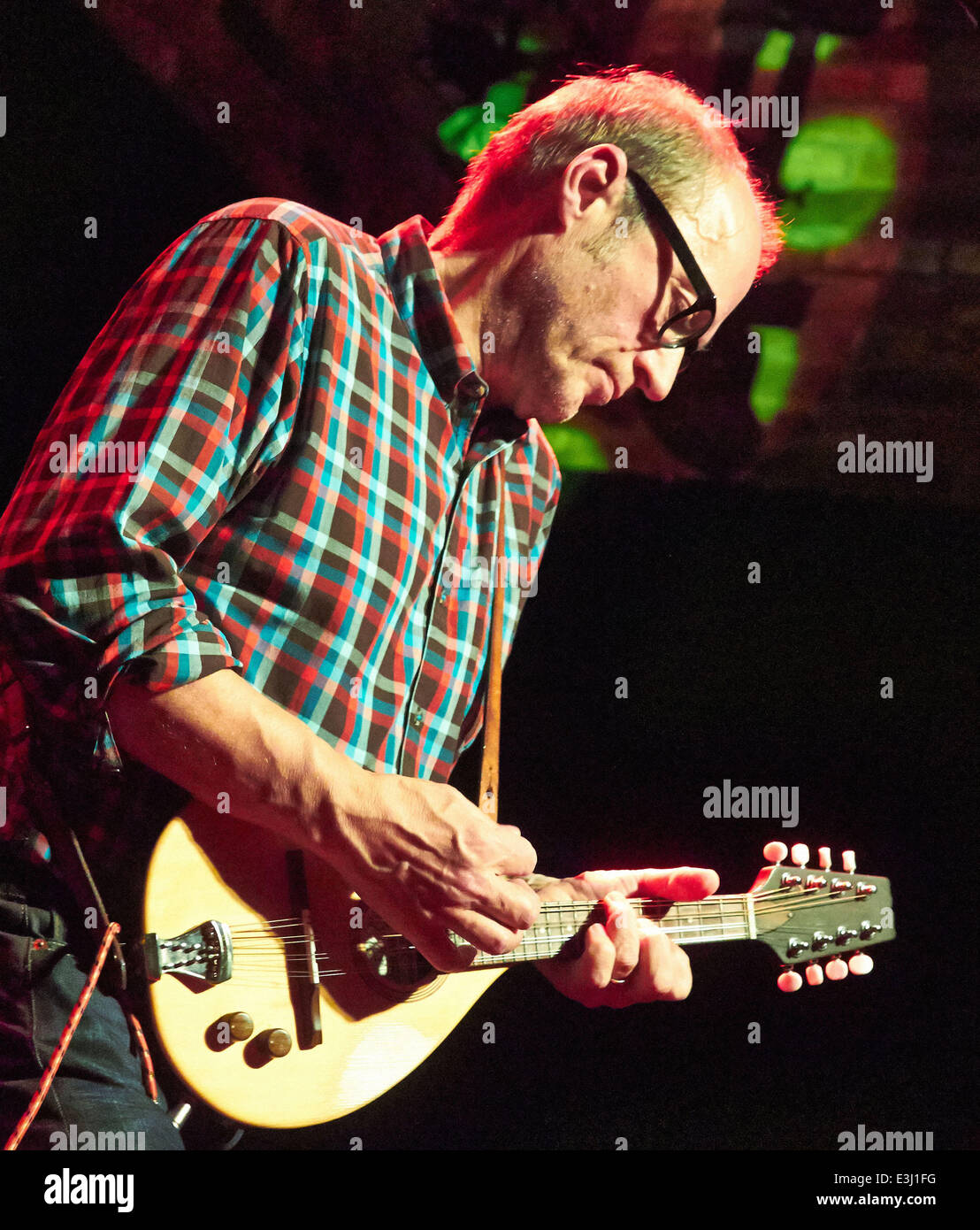 Ade edmondson young ones hi-res stock photography and images - Alamy