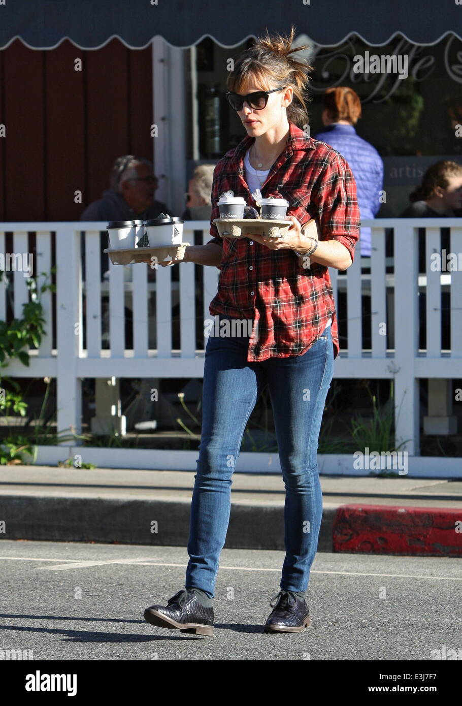 Jennifer Garner has her hands full carrying two trays of coffee to her ...