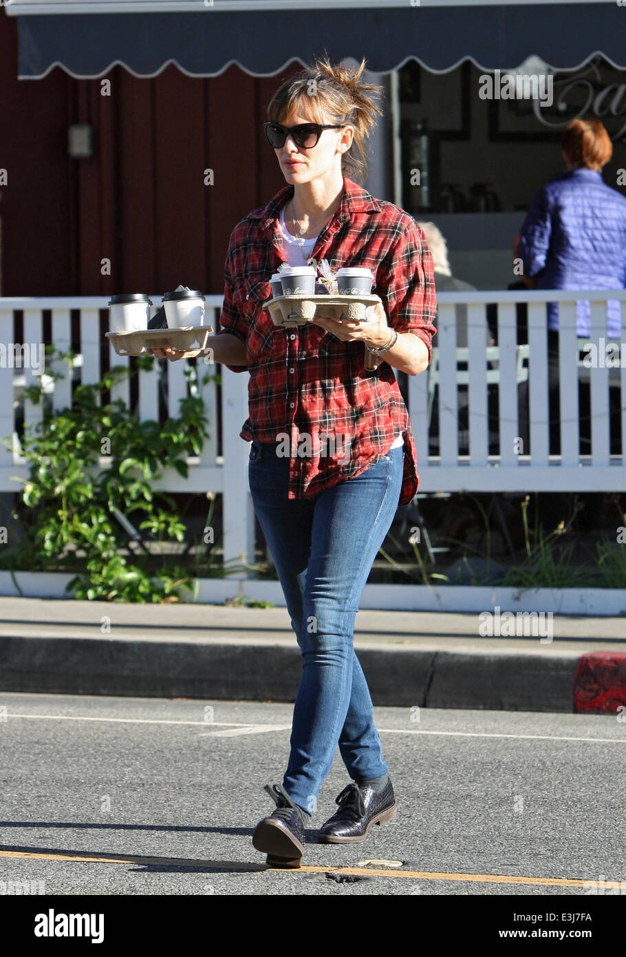 Jennifer Garner has her hands full carrying two trays of coffee to her ...