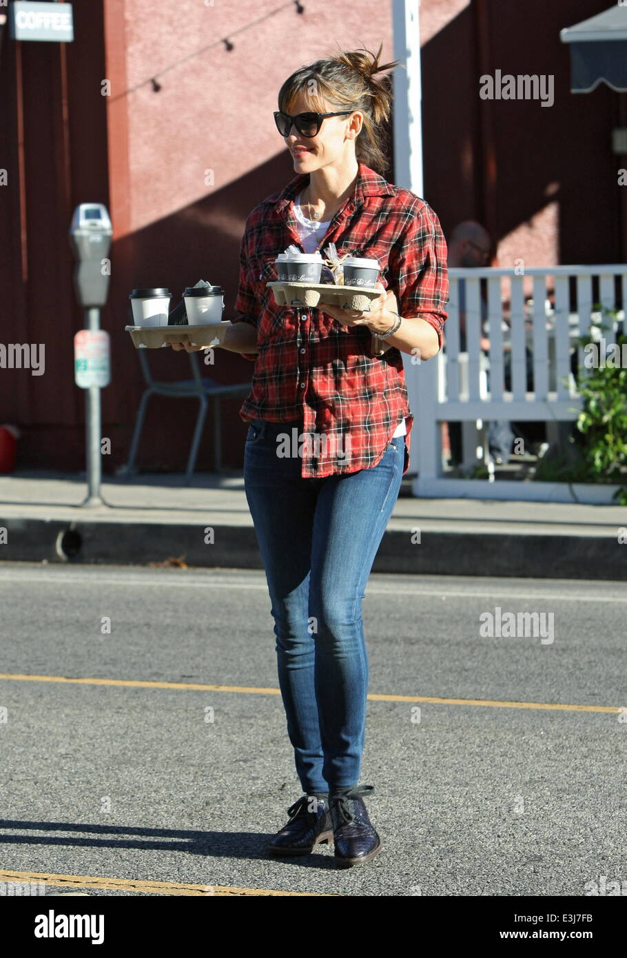 Jennifer Garner has her hands full carrying two trays of coffee to her ...