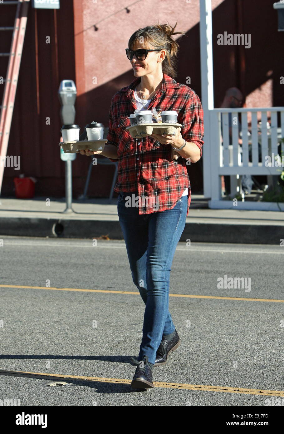 Jennifer Garner has her hands full carrying two trays of coffee to her ...