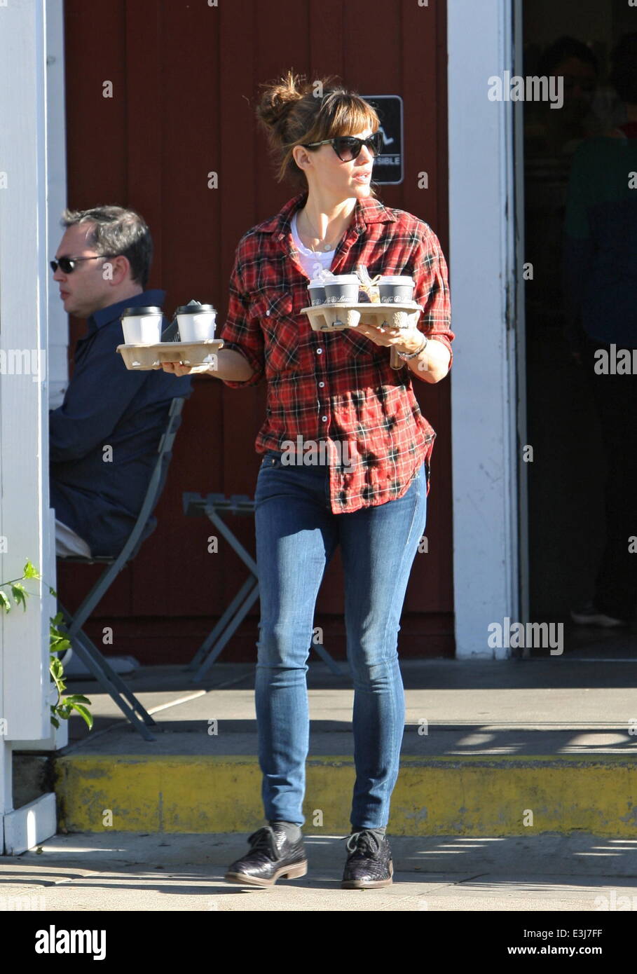 Jennifer Garner has her hands full carrying two trays of coffee to her ...