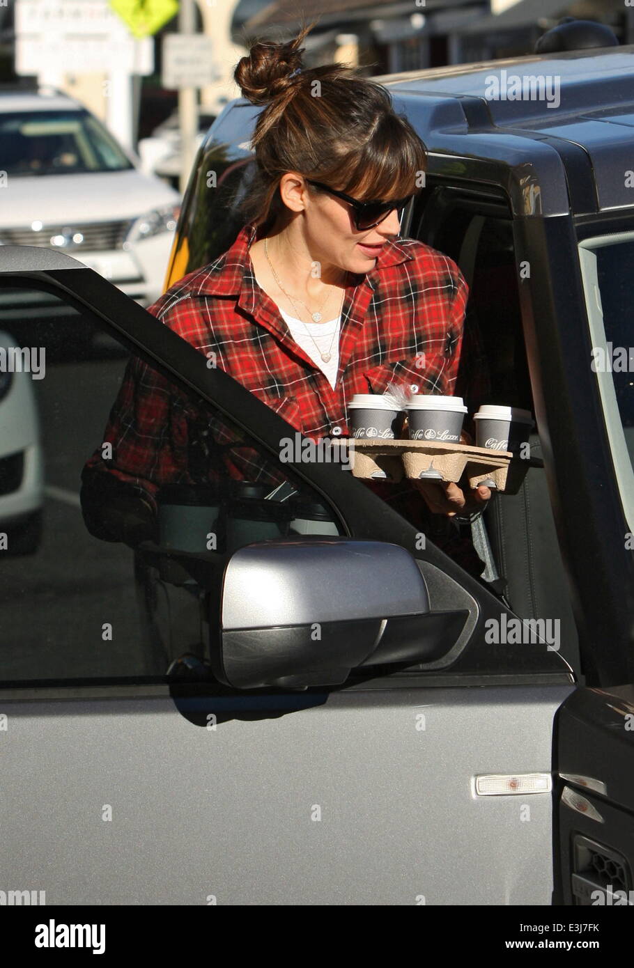 Jennifer Garner has her hands full carrying two trays of coffee to her ...