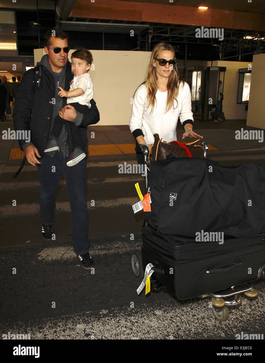 Molly Sims arrives at LAX (Los Angeles International) airport with her ...