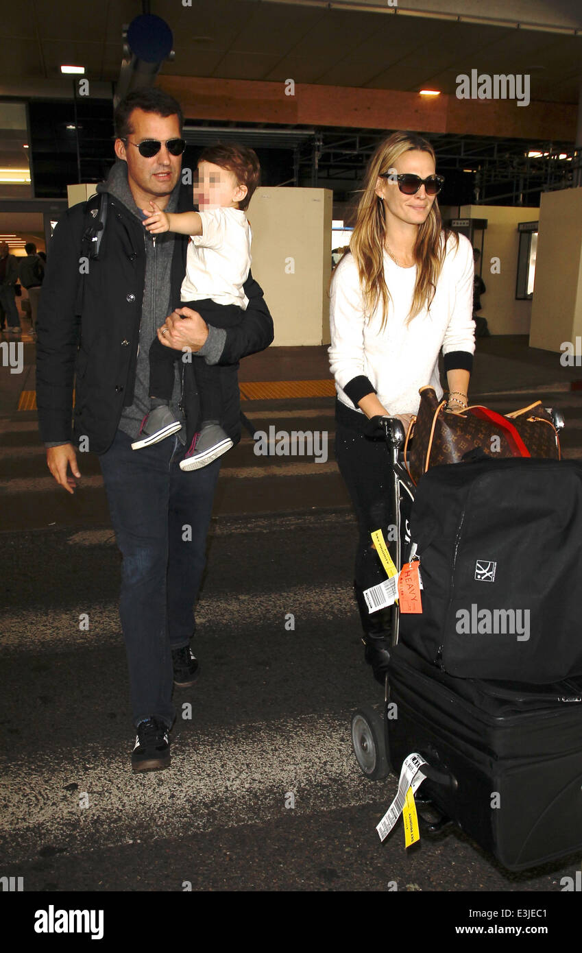 Molly Sims arrives at LAX (Los Angeles International) airport with her ...