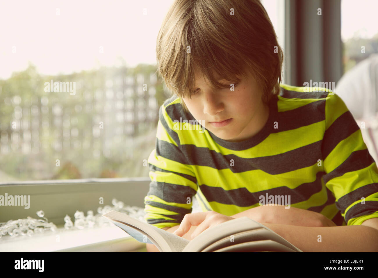 Child reading hi-res stock photography and images - Alamy