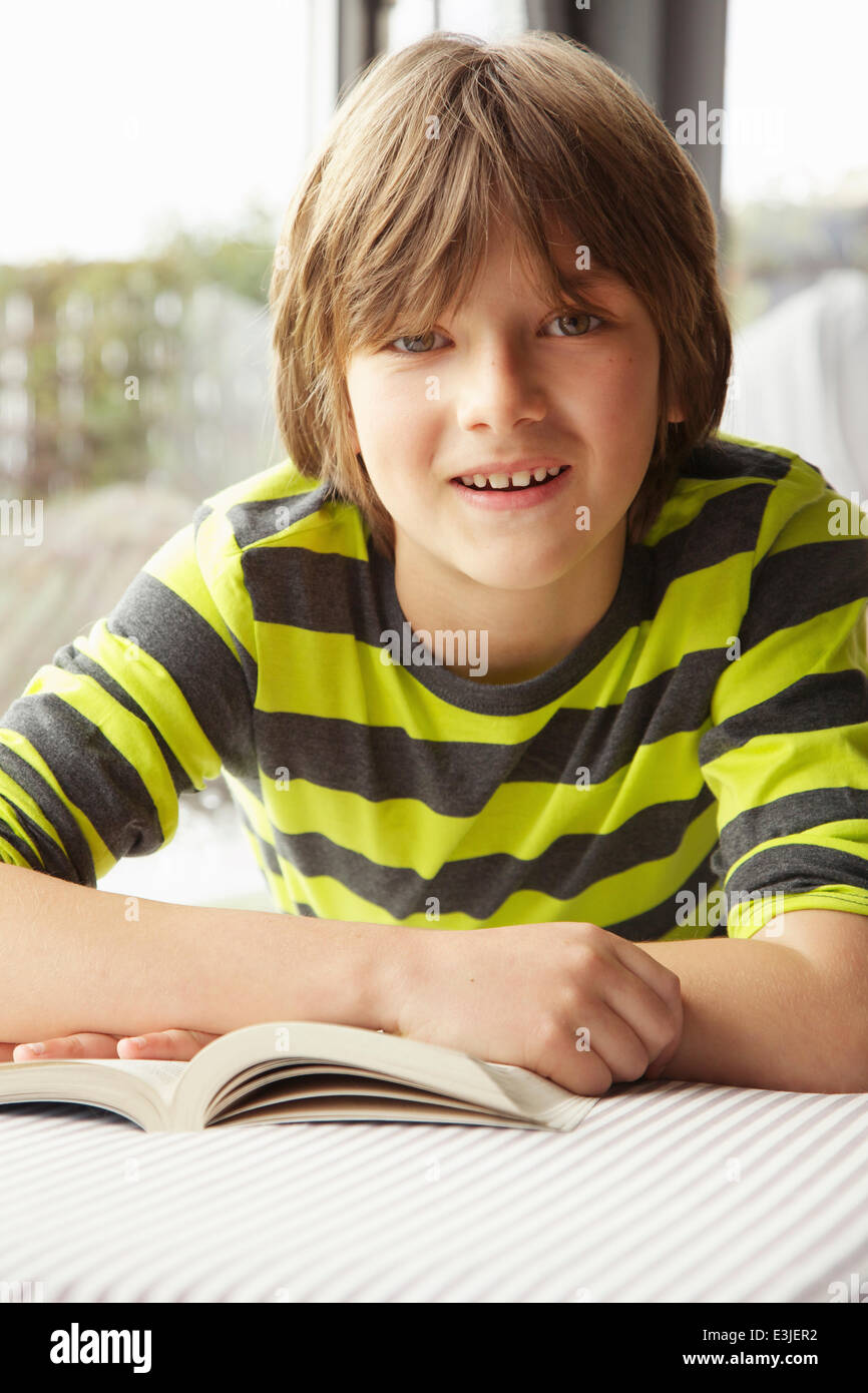 Teen boy reading book hi-res stock photography and images - Alamy