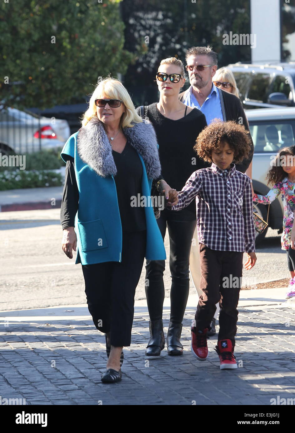 Heidi Klum and family with her parents Erna and Gunther, cross the road ...