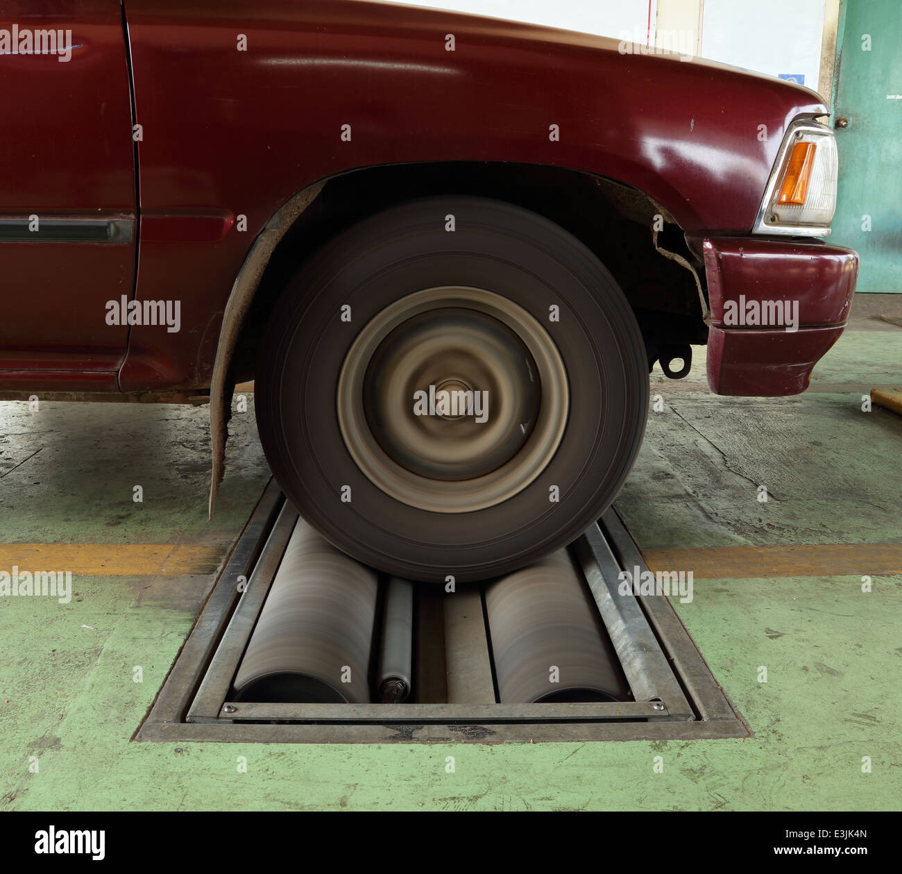 brake testing system of the old car (front wheel Stock Photo - Alamy