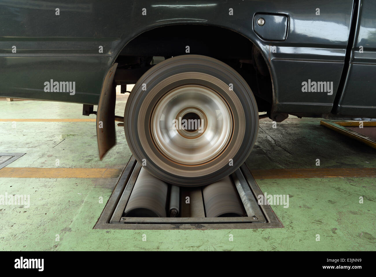 brake testing system of the old car (rear wheel Stock Photo - Alamy