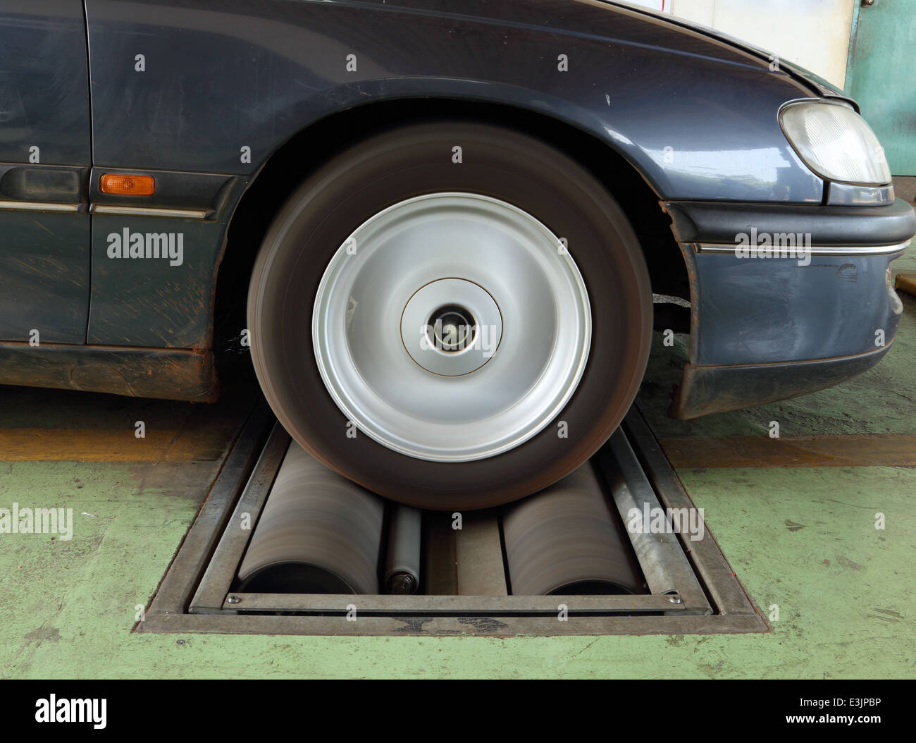 brake testing system of the old car (front wheel Stock Photo - Alamy