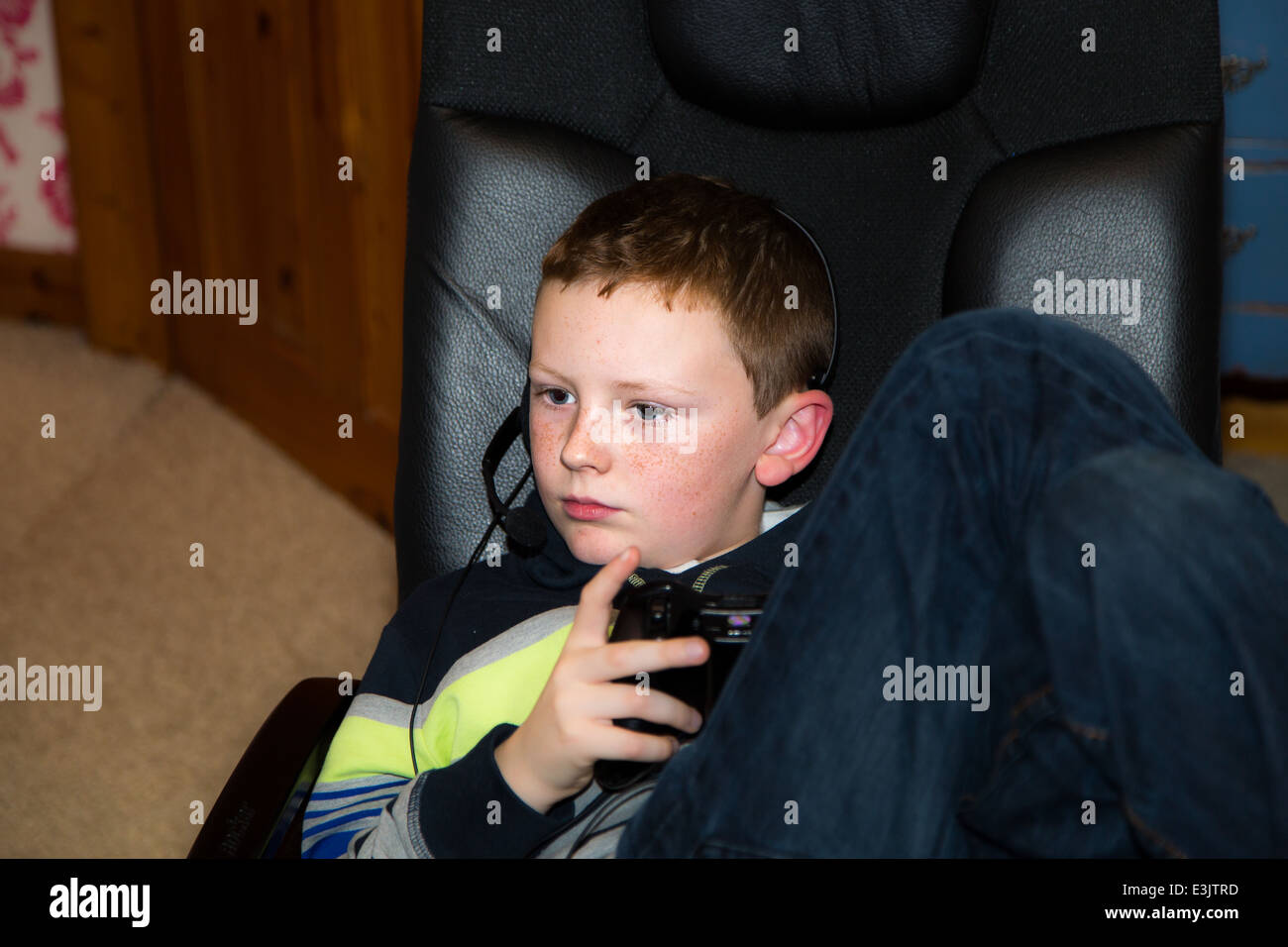 Playing xbox child hi-res stock photography and images - Alamy