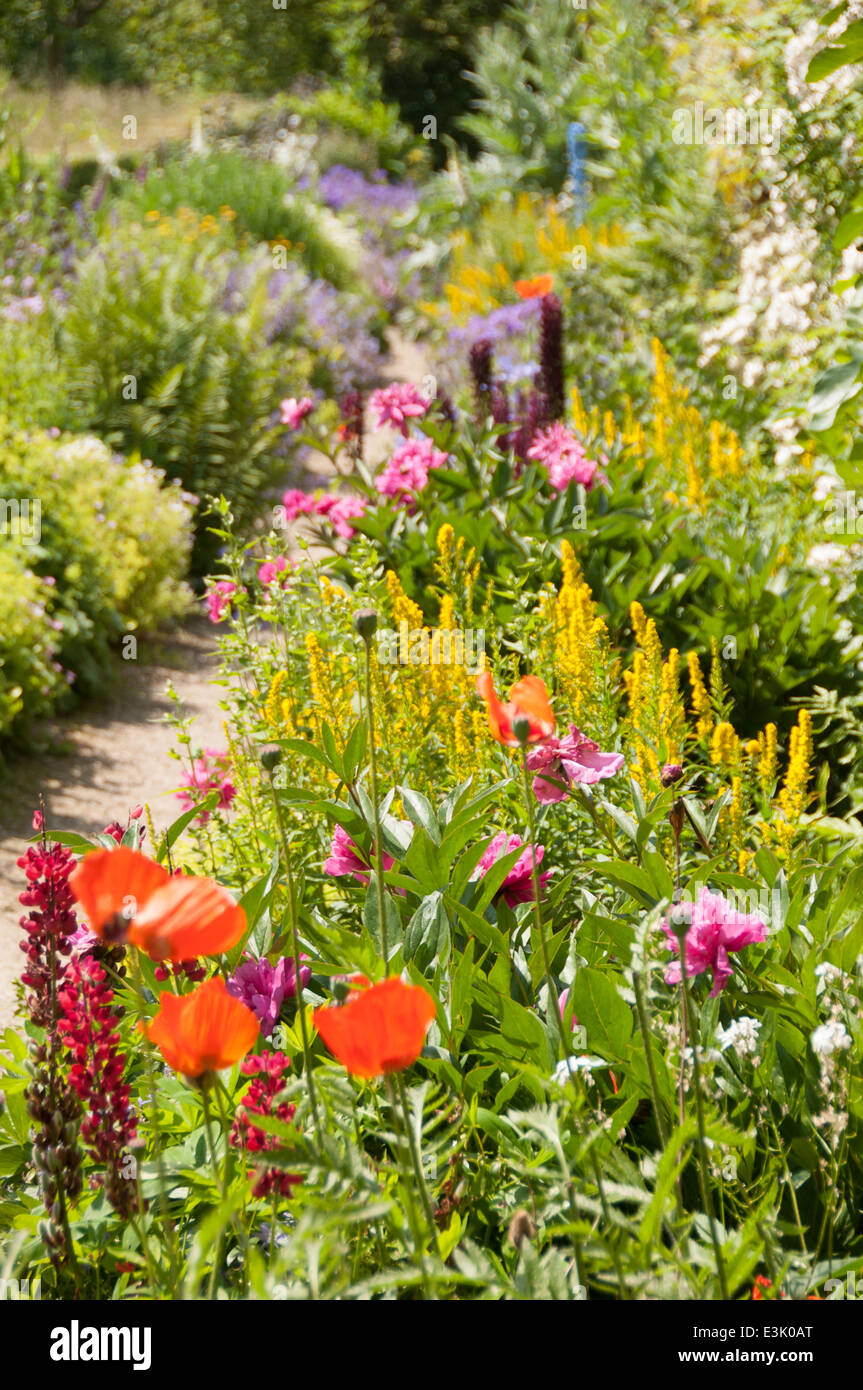 English flower garden beds hi-res stock photography and images - Alamy