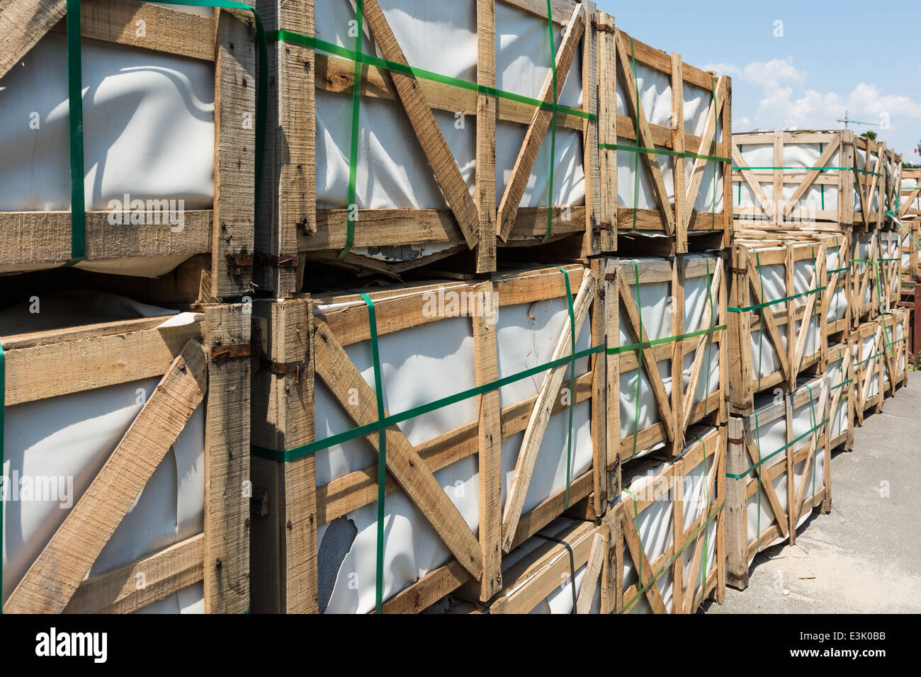 Stack of pallets hi-res stock photography and images - Alamy