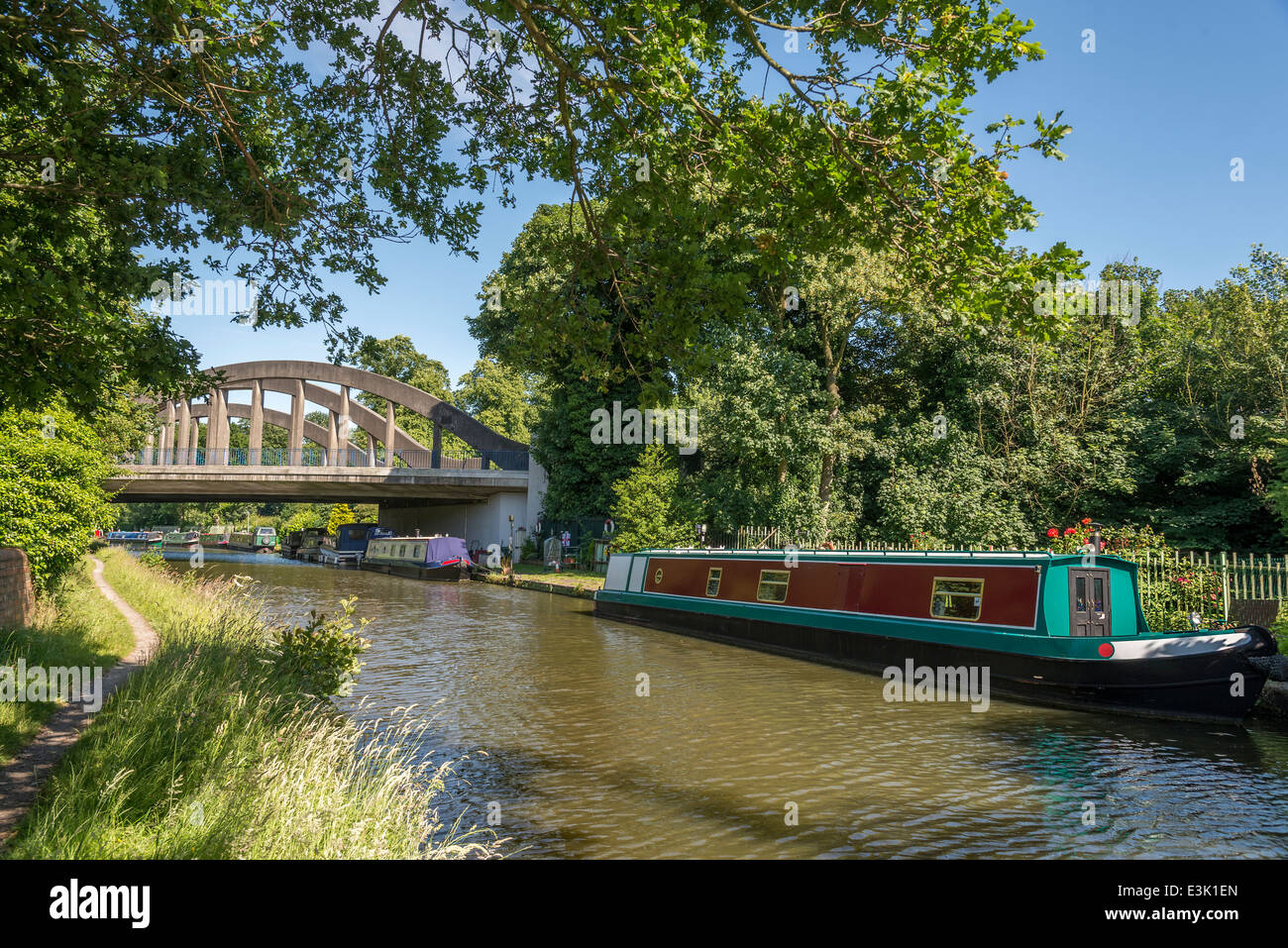 The A56 Chester road bridge across the Bridgewater canal at Upper ...
