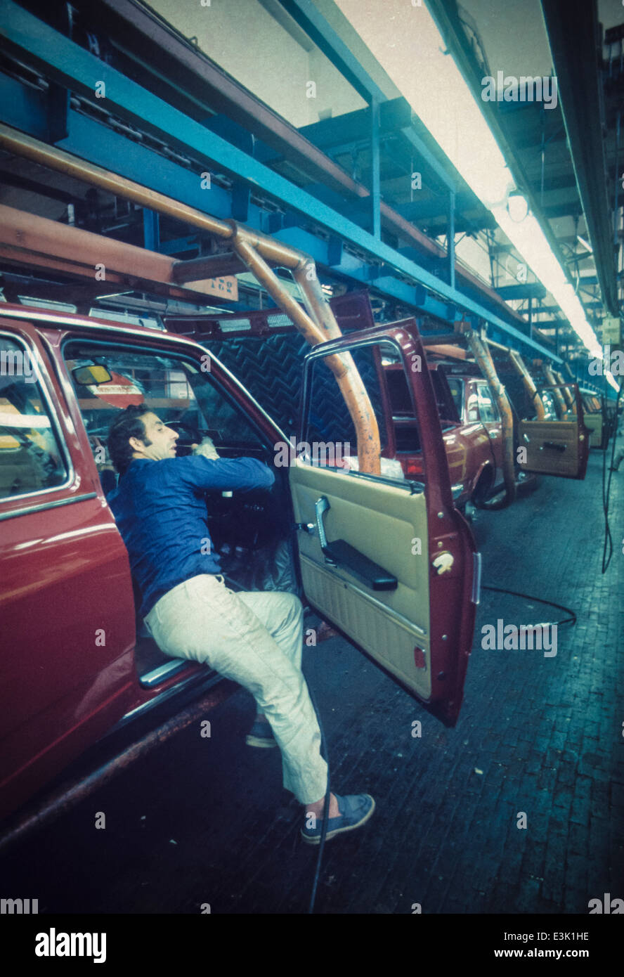 20th century car assembly line hi-res stock photography and images - Alamy
