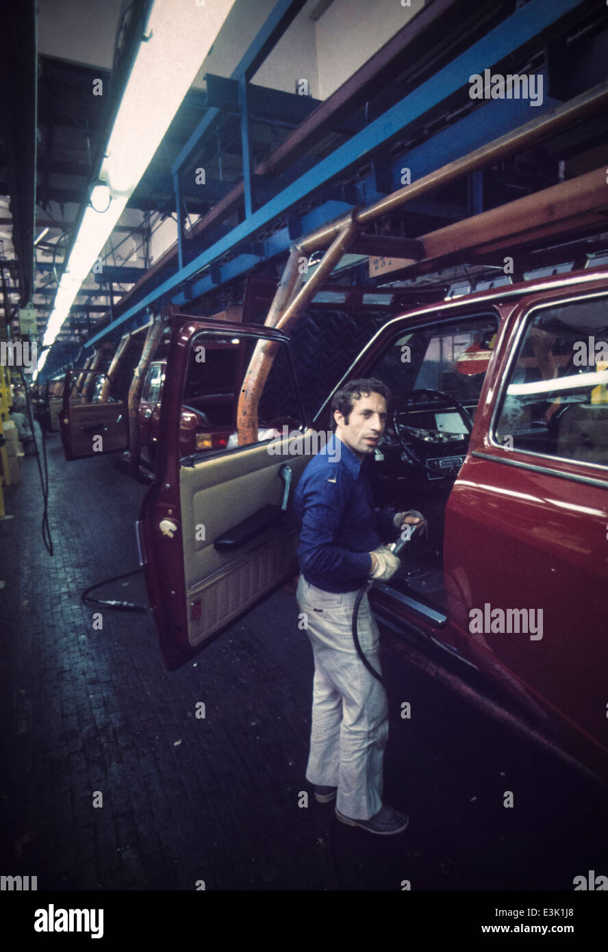 Car factory workers 20th hi-res stock photography and images - Alamy