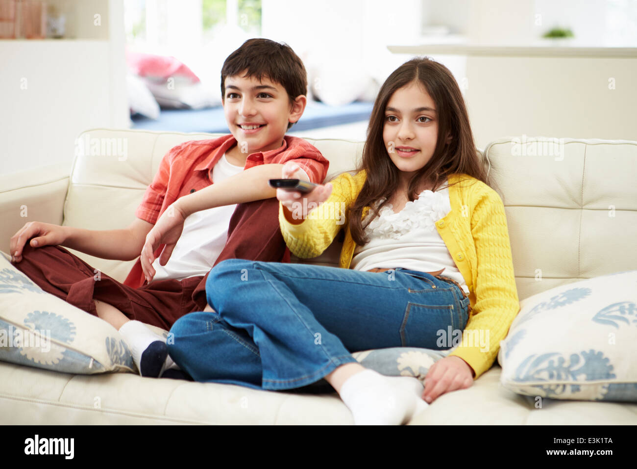 Sister brother watching tv hi-res stock photography and images - Alamy