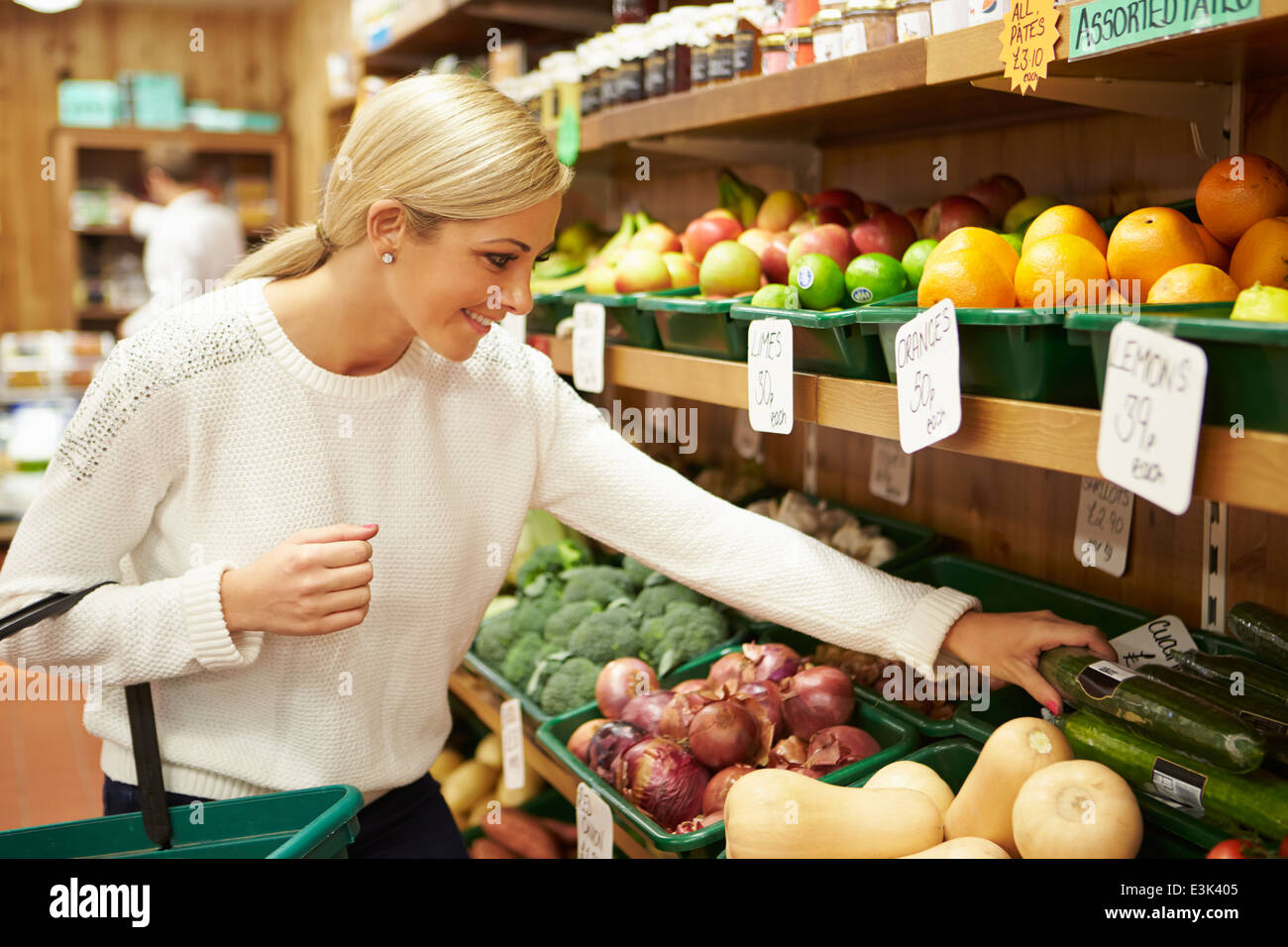 Small fruit vegetable shop display hi-res stock photography and images ...