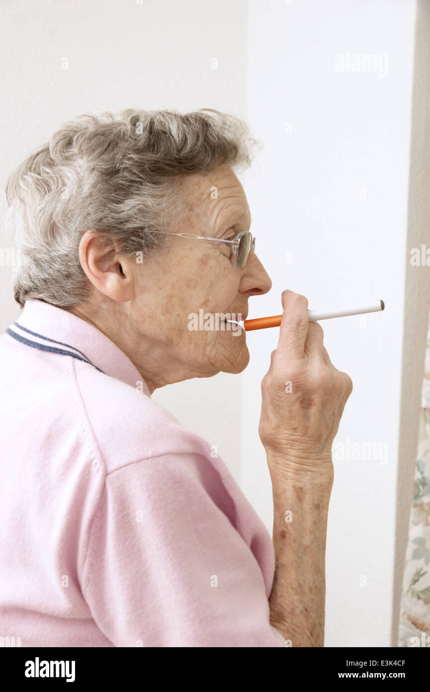 Woman vape old hi-res stock photography and images - Alamy