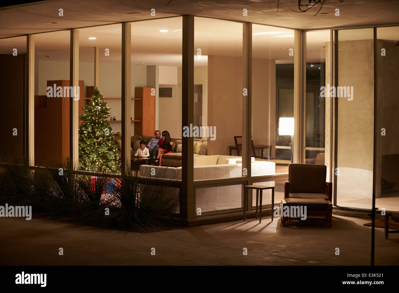 Senior male sitting box hi-res stock photography and images - Alamy