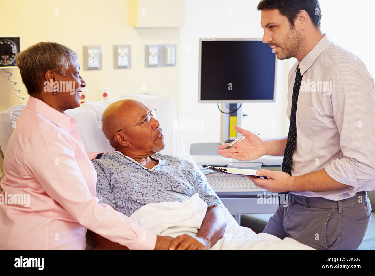 Senior woman doctor talking patient hi-res stock photography and images ...