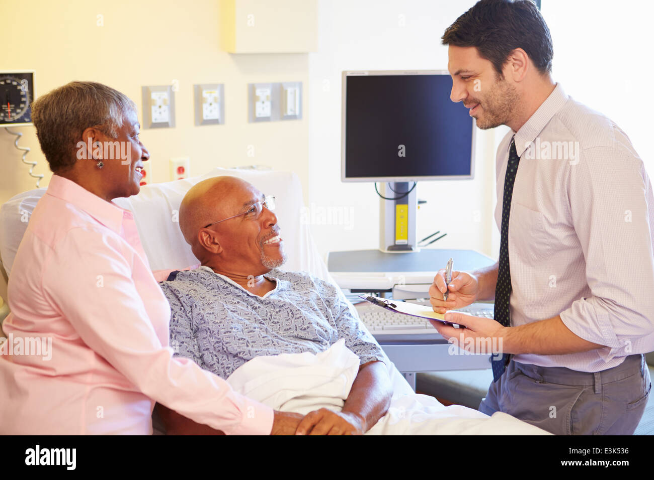 Doctor talking couple on ward hi-res stock photography and images - Alamy