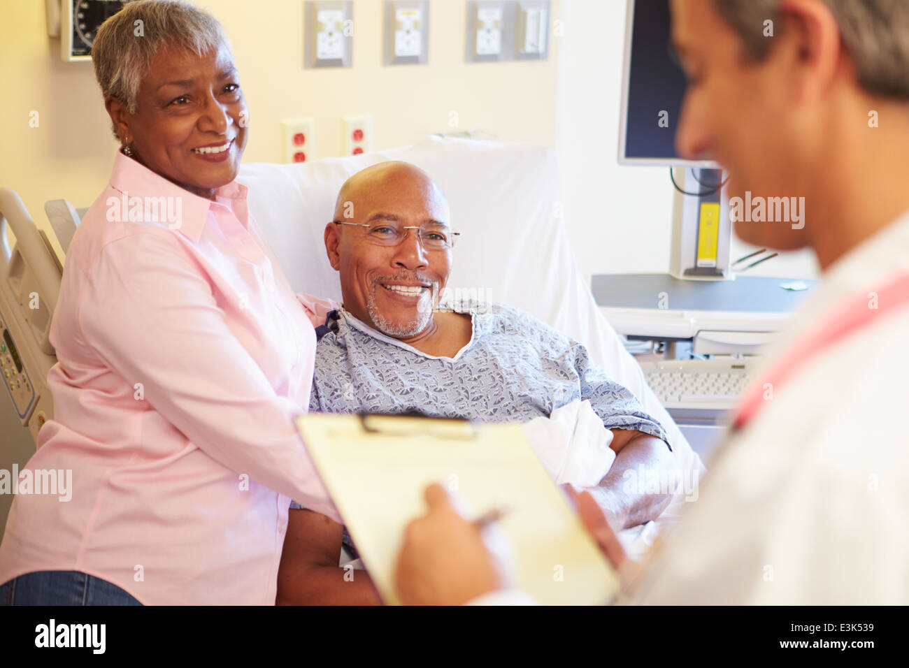 Doctor writing notes hi-res stock photography and images - Alamy