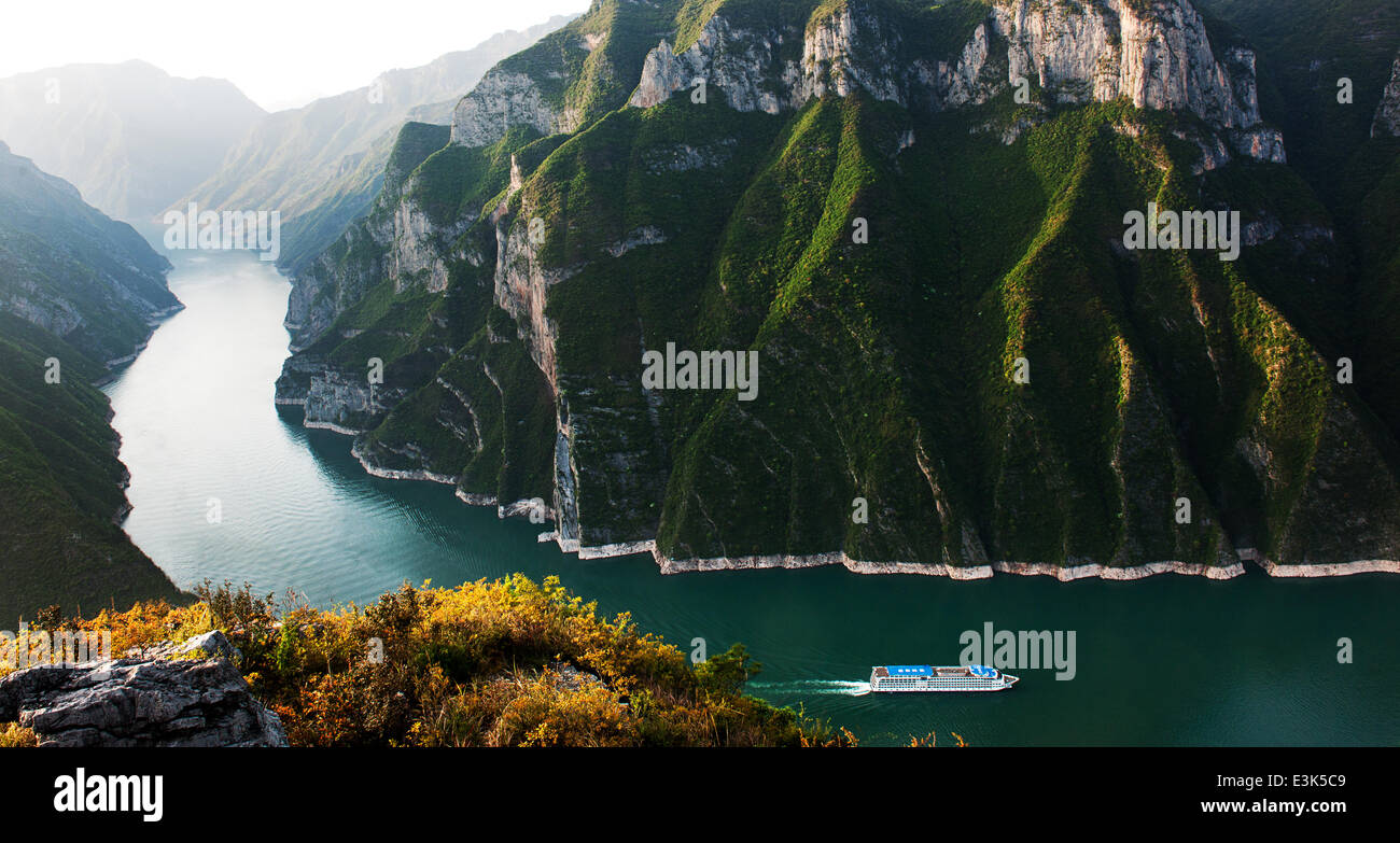 The three gorges and the yangtze river hi-res stock photography and ...