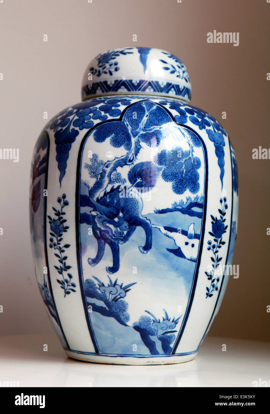 Antique chinaware hi-res stock photography and images - Alamy