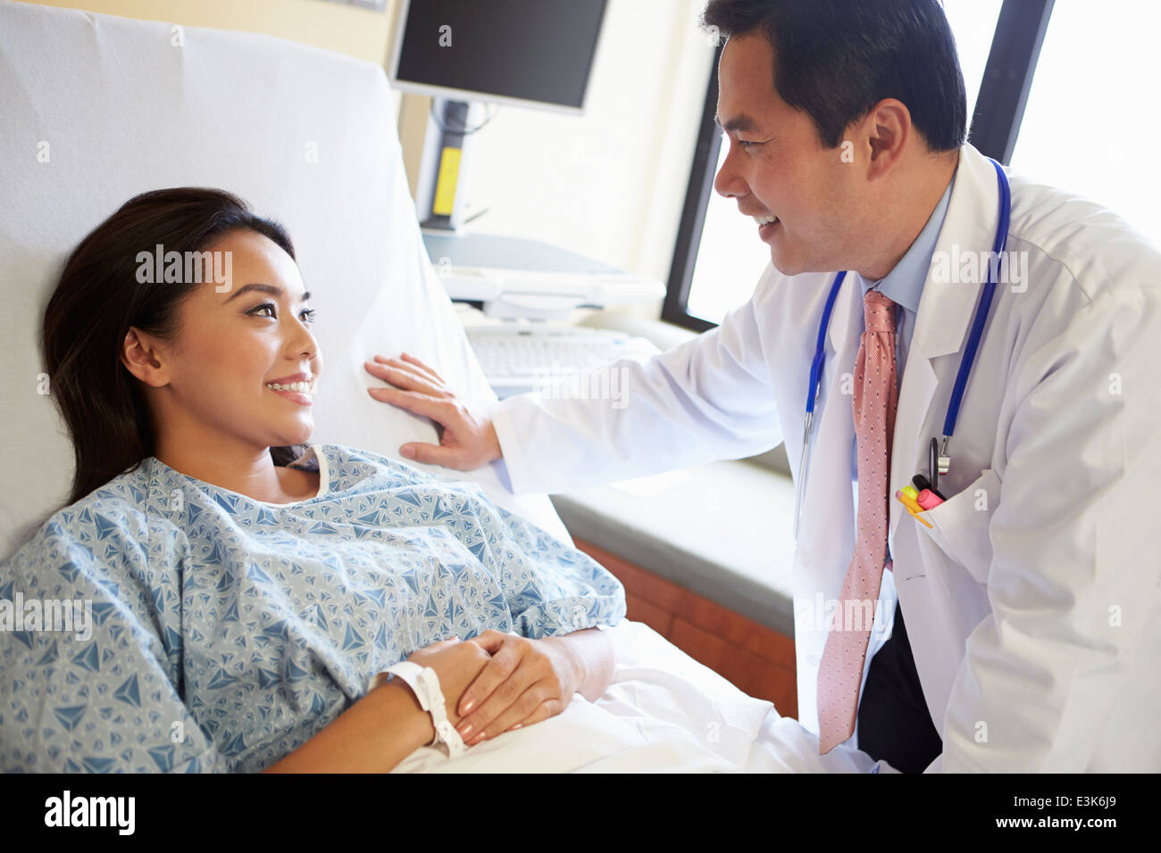 Doctor talking woman hi-res stock photography and images - Alamy