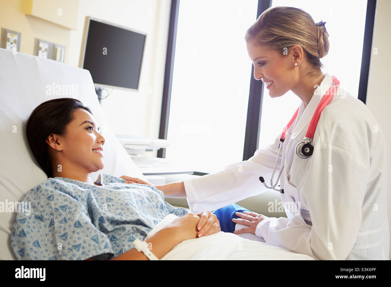 Doctor patient female hospital ward hi-res stock photography and images ...