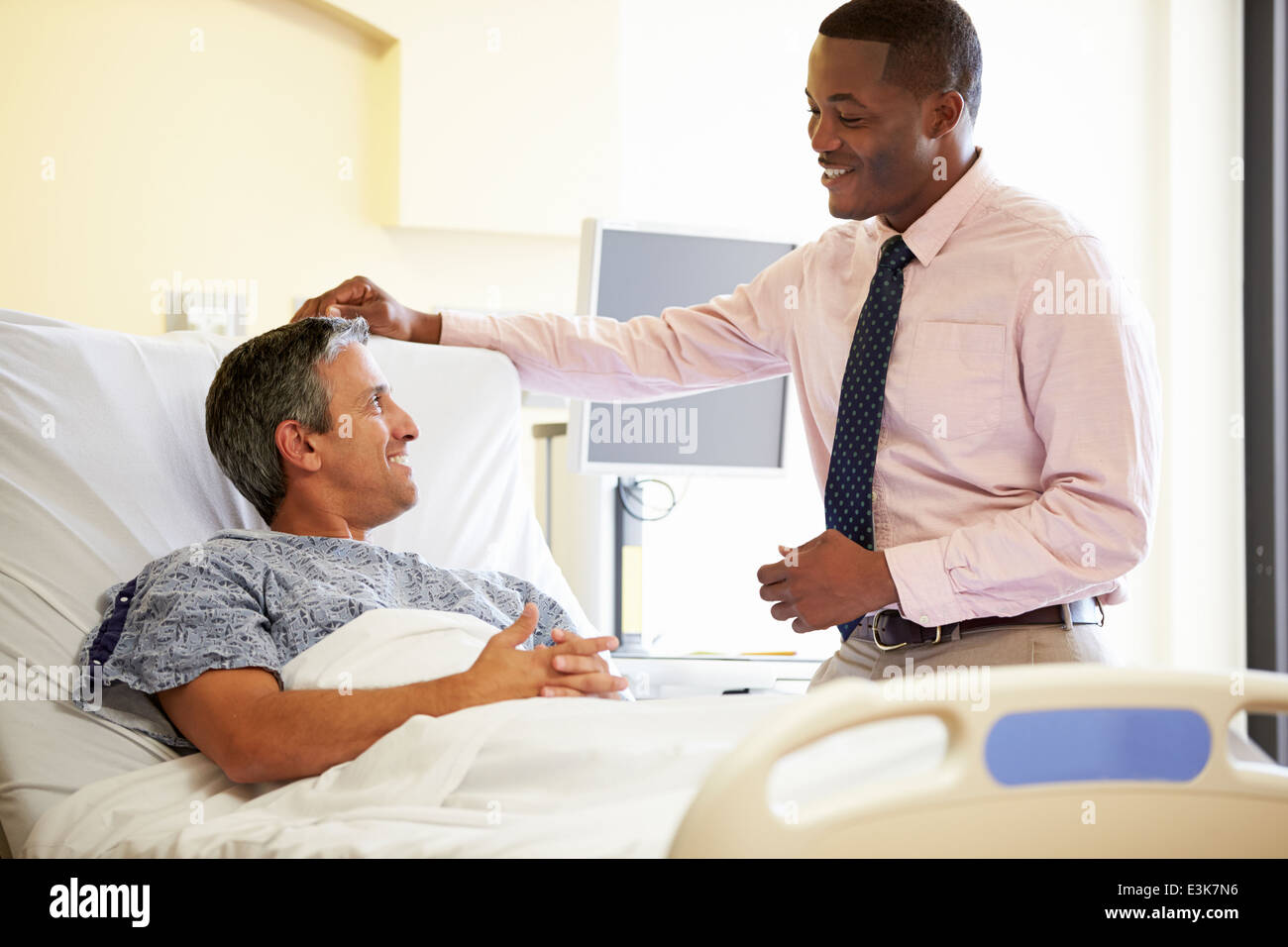 Doctor talking patient room hi-res stock photography and images - Alamy