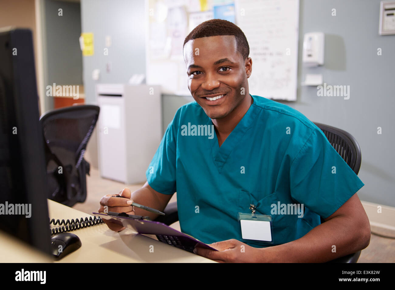 Nurse computer station hi-res stock photography and images - Alamy