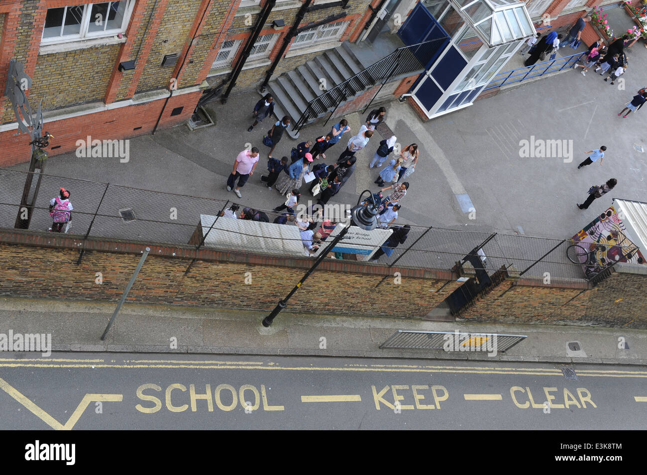 Children drop off outside school hi-res stock photography and images ...