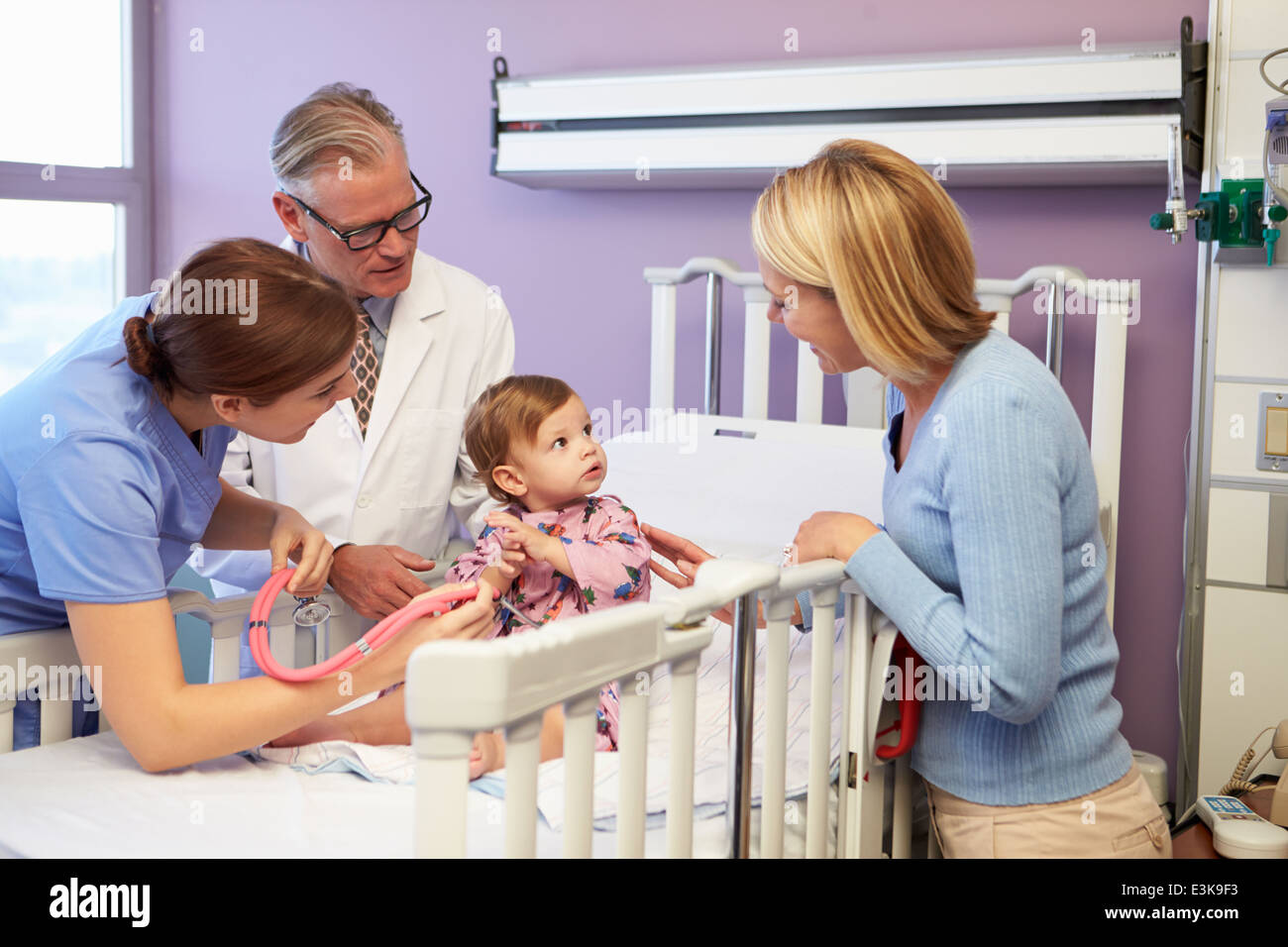 Mother And Daughter In Pediatric Ward Of Hospital Stock Photo - Alamy