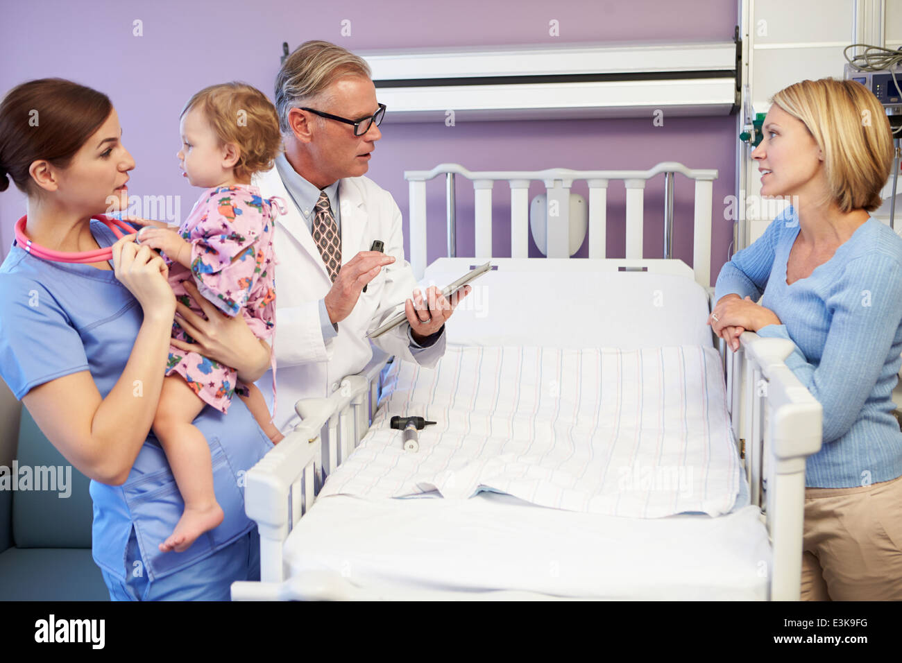 Mother And Daughter In Pediatric Ward Of Hospital Stock Photo - Alamy