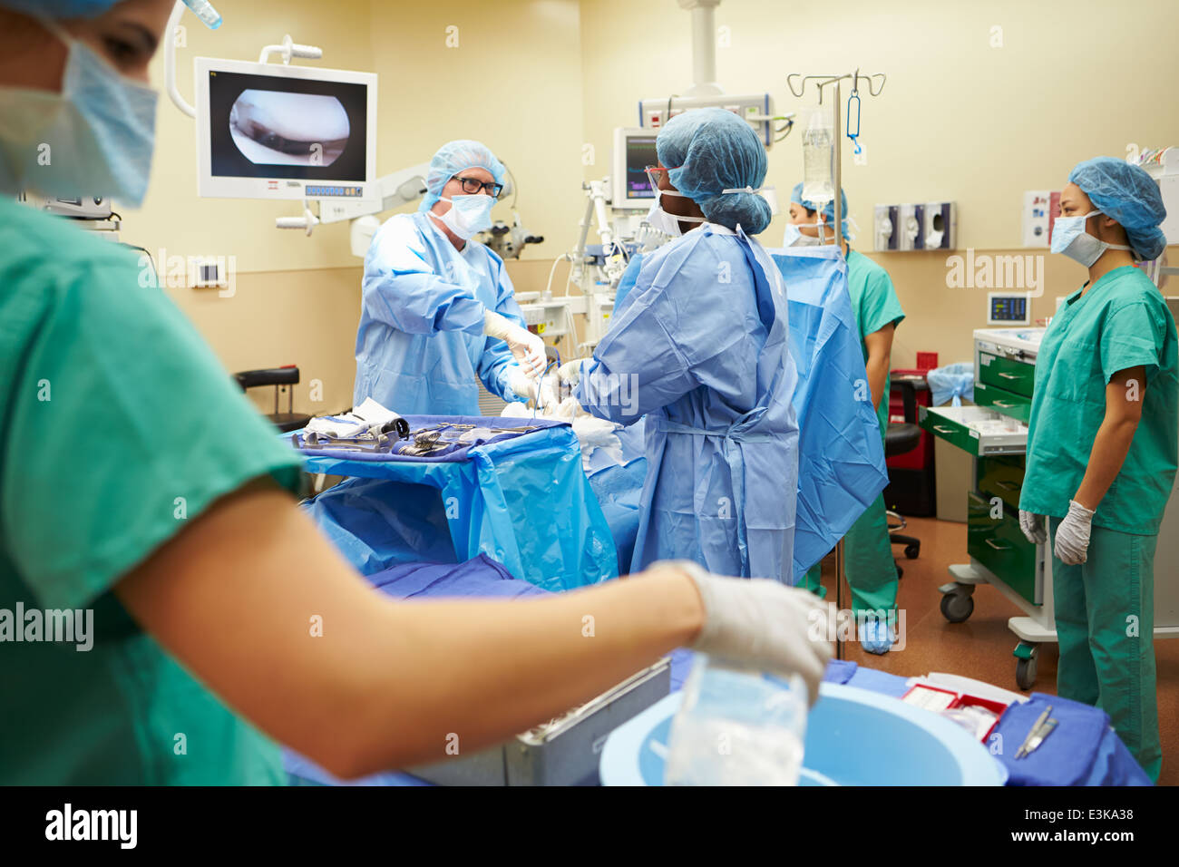 Surgical Team Working In Operating Theatre Stock Photo - Alamy