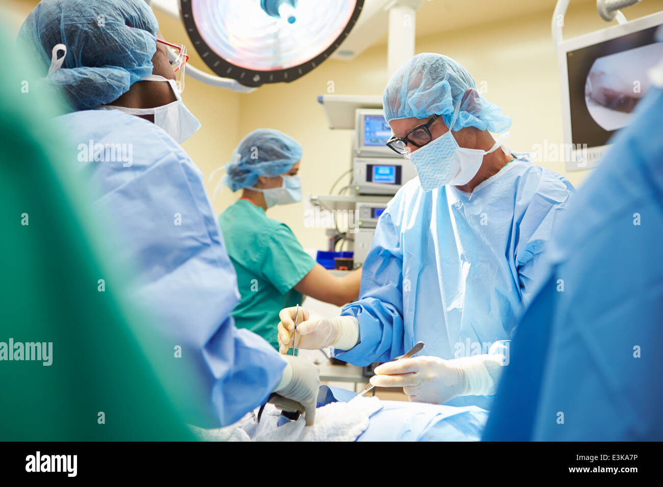Surgical Team Working In Operating Theatre Stock Photo - Alamy