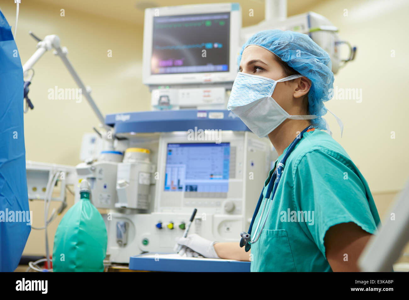 Anesthetist hi-res stock photography and images - Alamy