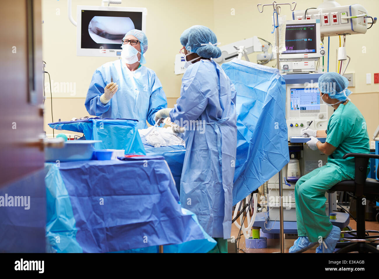 Surgical Team Working In Operating Theatre Stock Photo - Alamy
