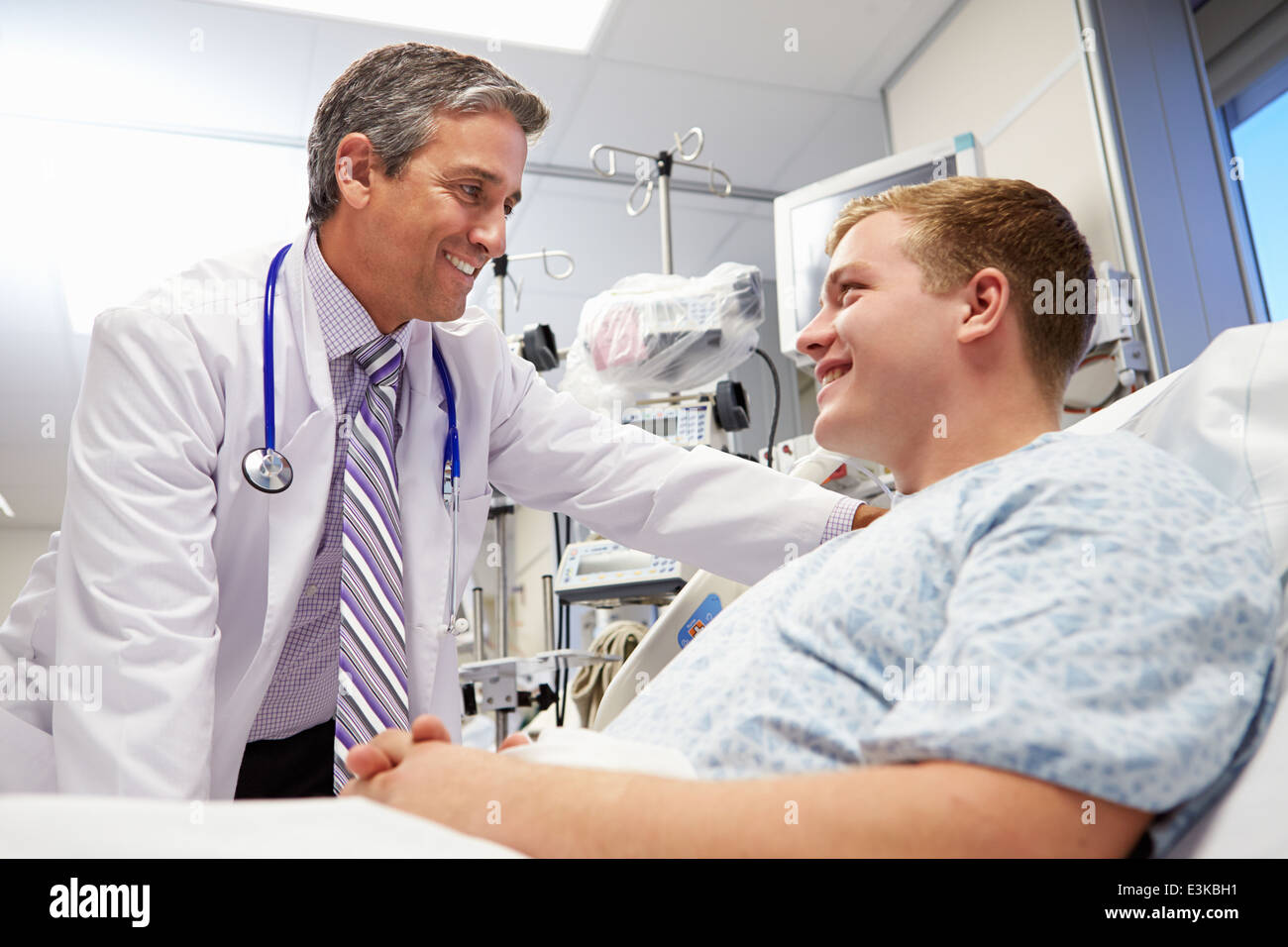 Talking to doctor hi-res stock photography and images - Alamy