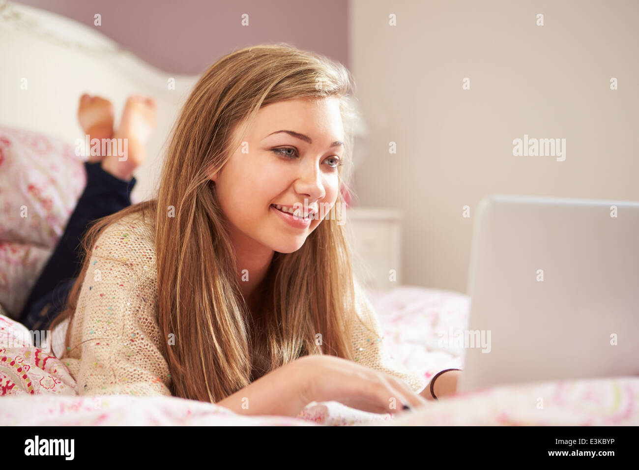 Teenage Girl Lying On Bed Using Laptop Stock Photo - Alamy Teenage Girl Lying On Bed Using Laptop Stock Photo - Alamy