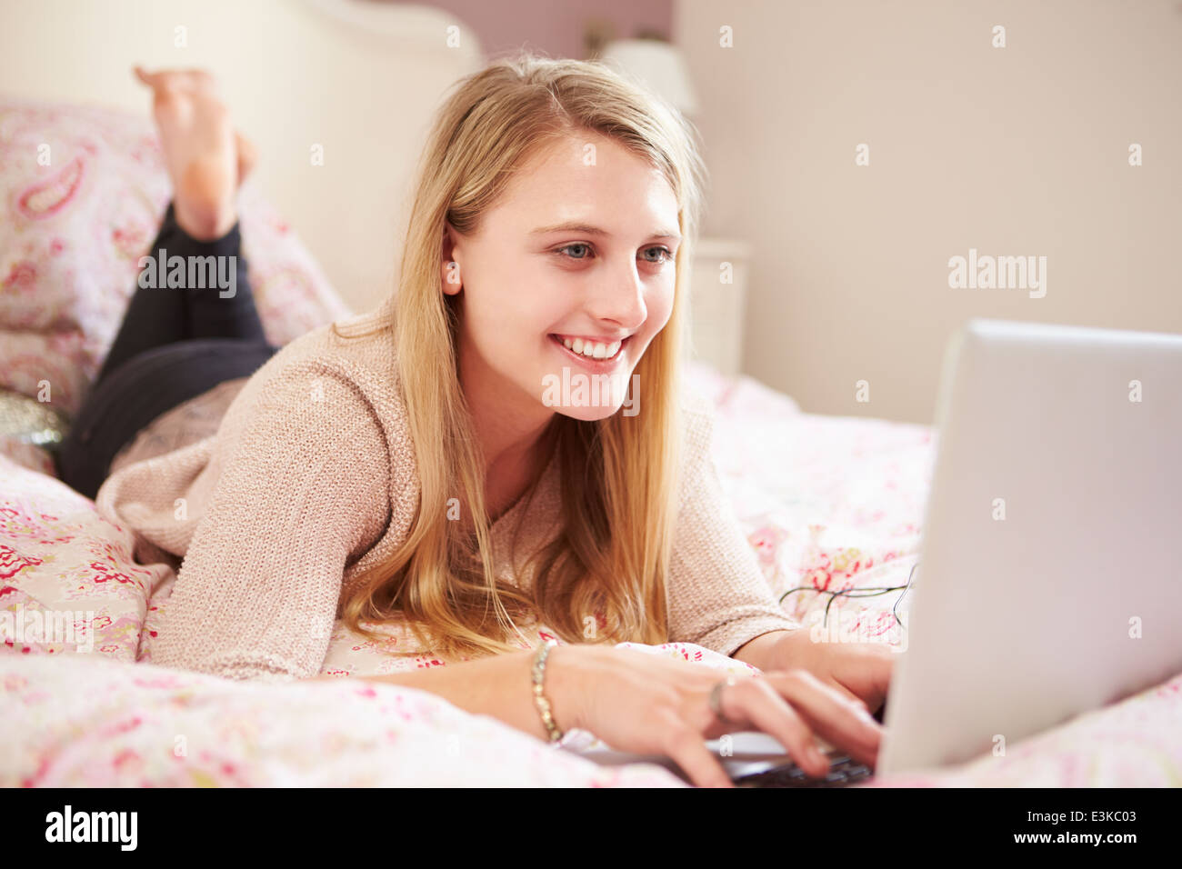 Teenage Girl Lying On Bed Using Laptop Stock Photo - Alamy Teenage Girl Lying On Bed Using Laptop Stock Photo - Alamy