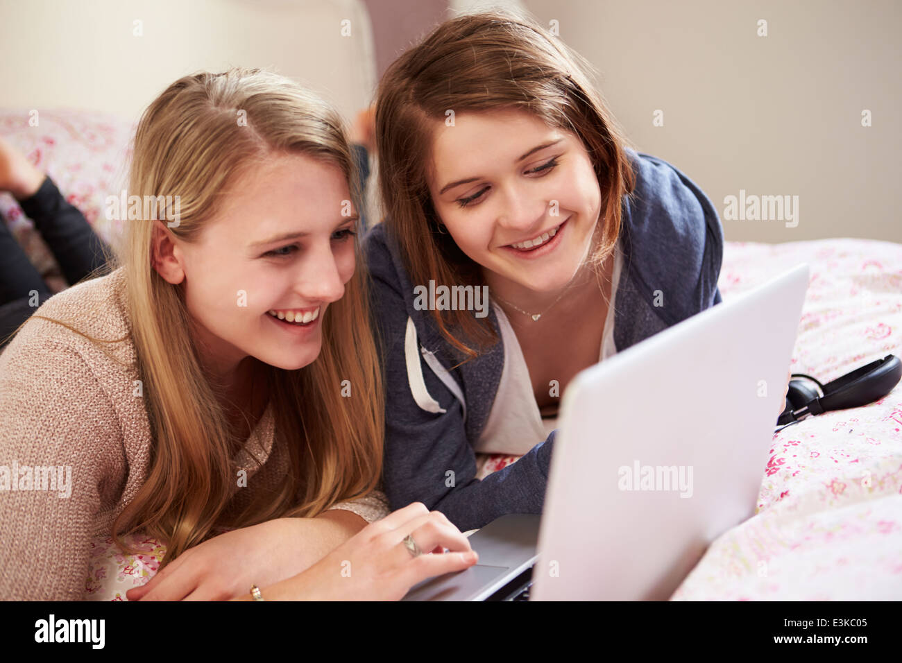 Two teenage girls smiling hi-res stock photography and images - Alamy