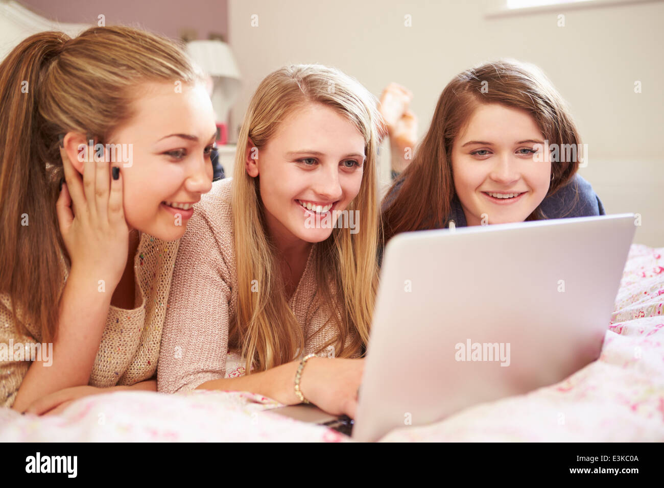 Girls laptop use hi-res stock photography and images - Alamy